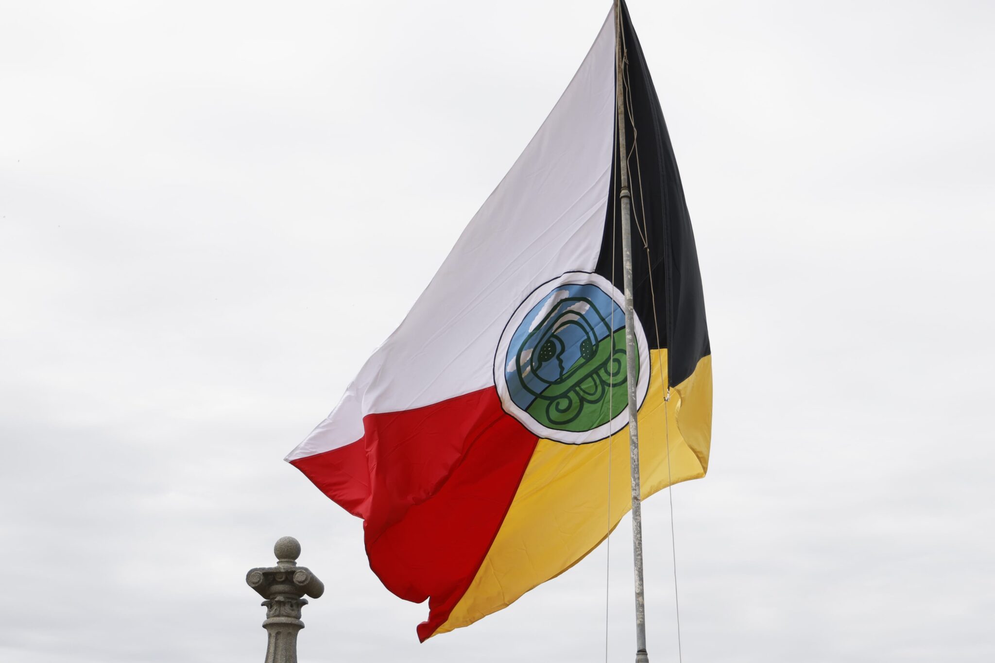 Bandera de los pueblos originarios vuelve a ondear en el Palacio ...